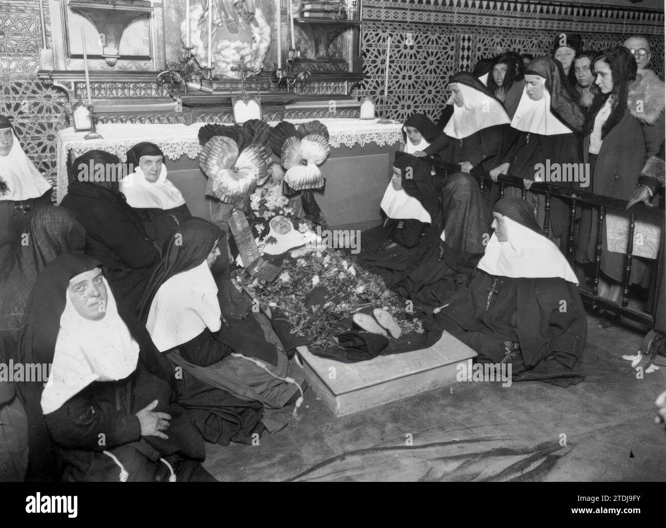 March 1932. Burning chapel of Sister Angela visited by many Sevillians ...