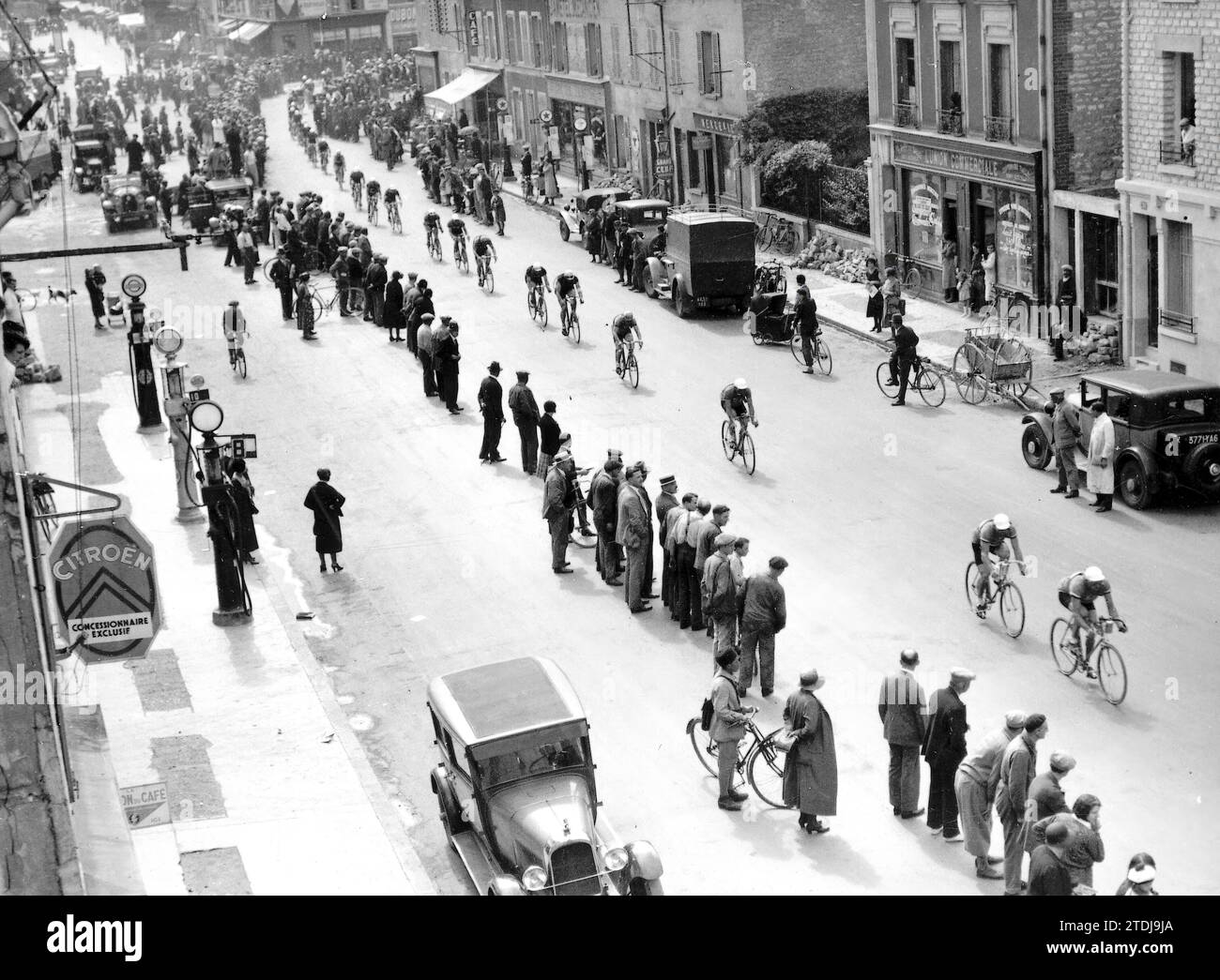 Tour de France, July 1932, held between July 6 and 31. 80 runners ...