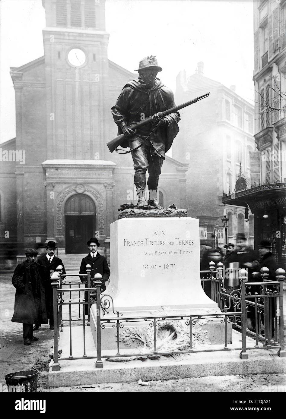 12/31/1910. Inauguration of a monument in Paris. Complex of the ...