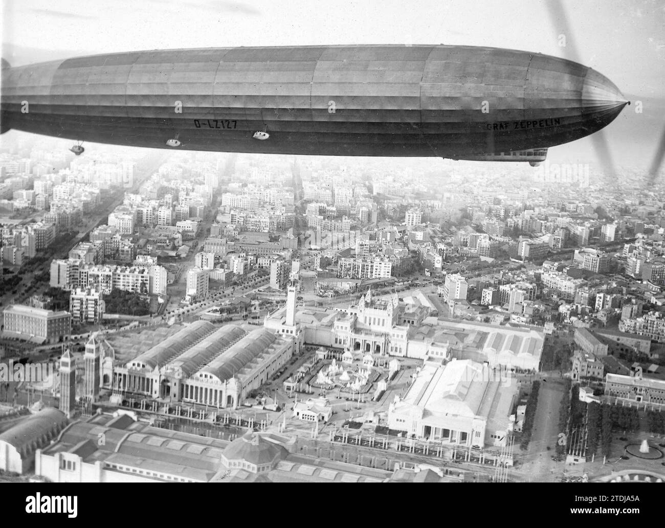 12/31/1928. Count Zeppelin over Barcelona, in front the palace of ...
