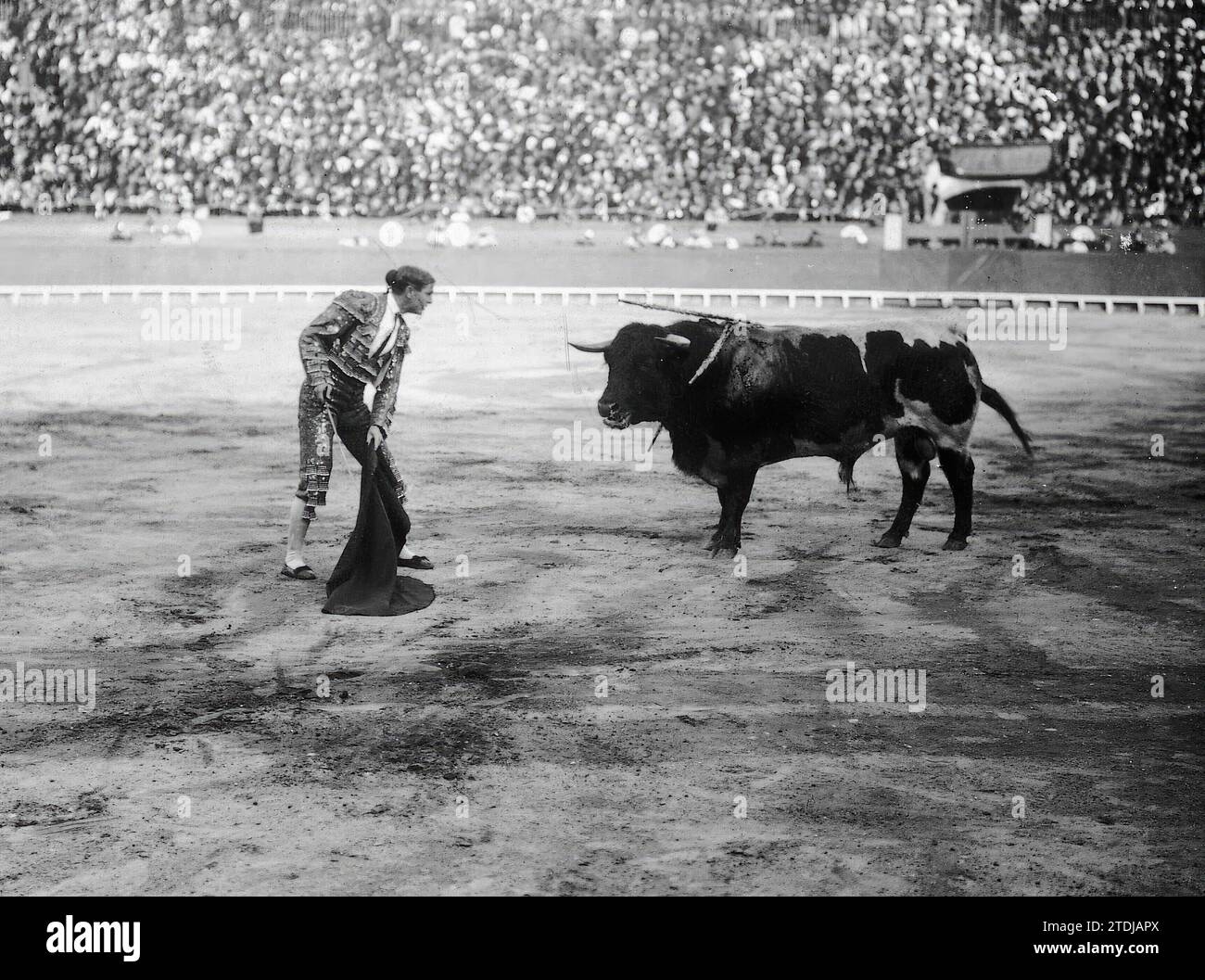 01/01/1913. The Magdalena bullfight in Castellón. Bombita Matching Her ...