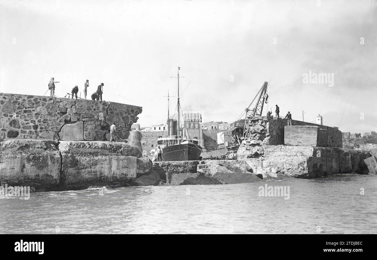 01/31/1915. Temporary in the port of Melilla. Gap of 12 meters that ...