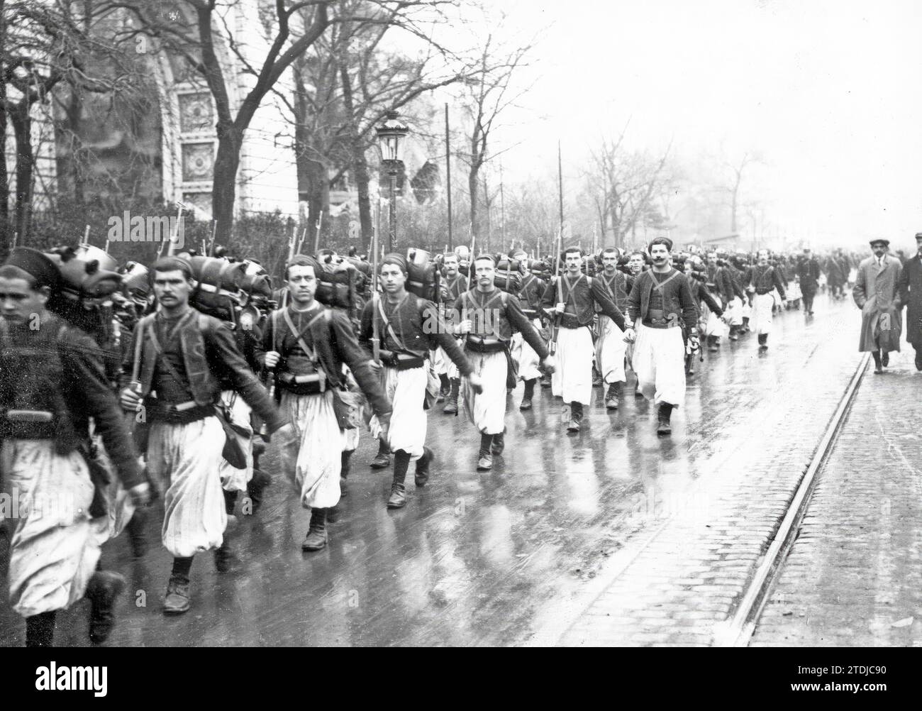 07/31/1914. Military mobilization in France. Parade of a regiment of ...