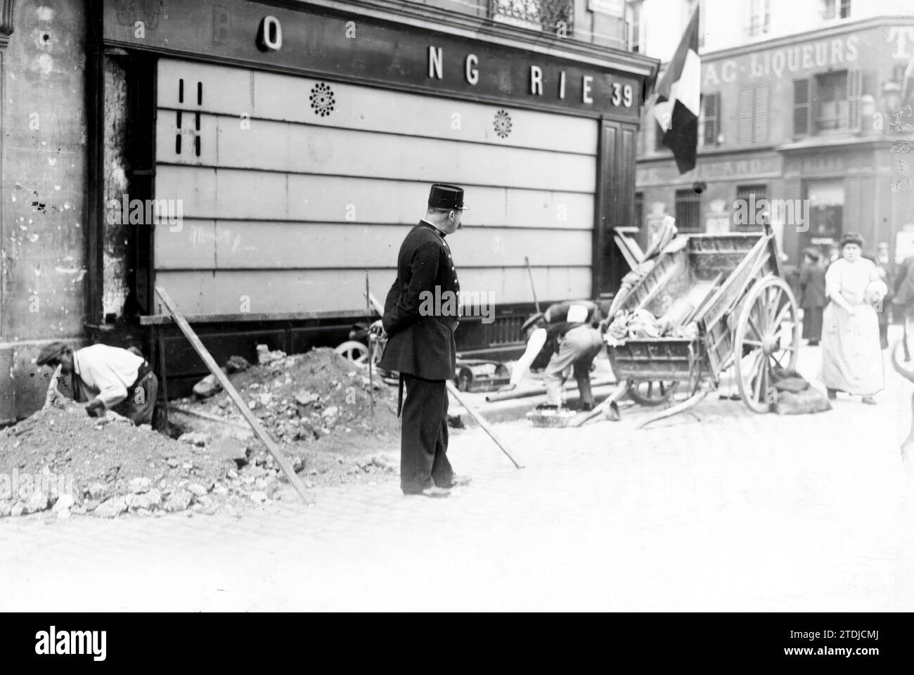 08/31/1914. The Airplane Bombs in Paris. Workers Fixing the Pavement of ...