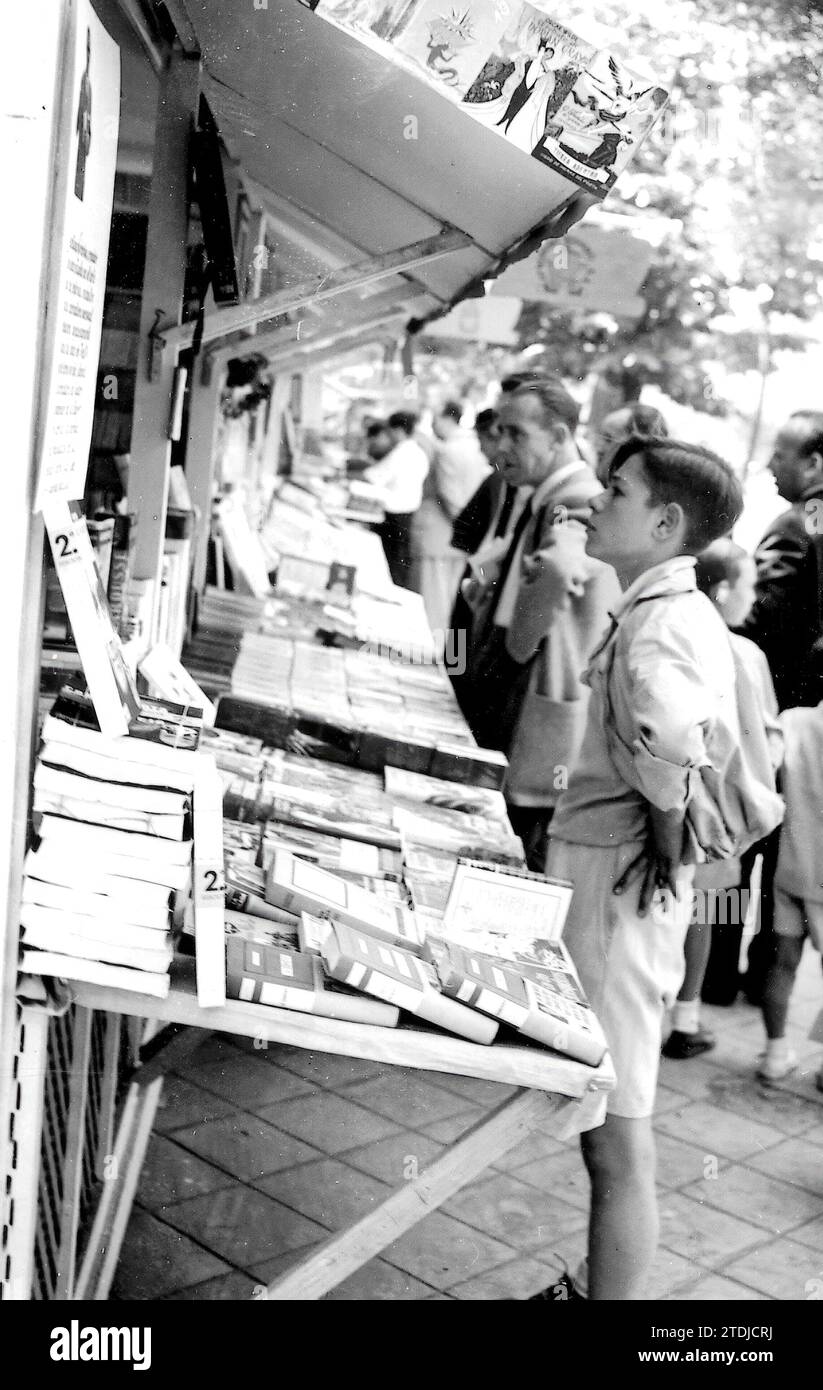 05/31/1953. A group of people walk and observe the book stalls at the ...