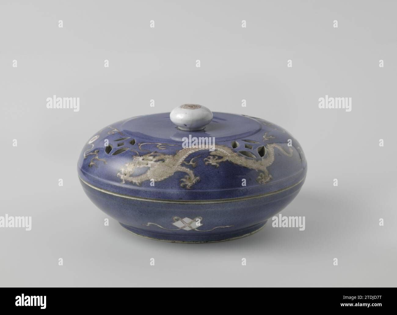 Large circular box hi-res stock photography and images - Alamy