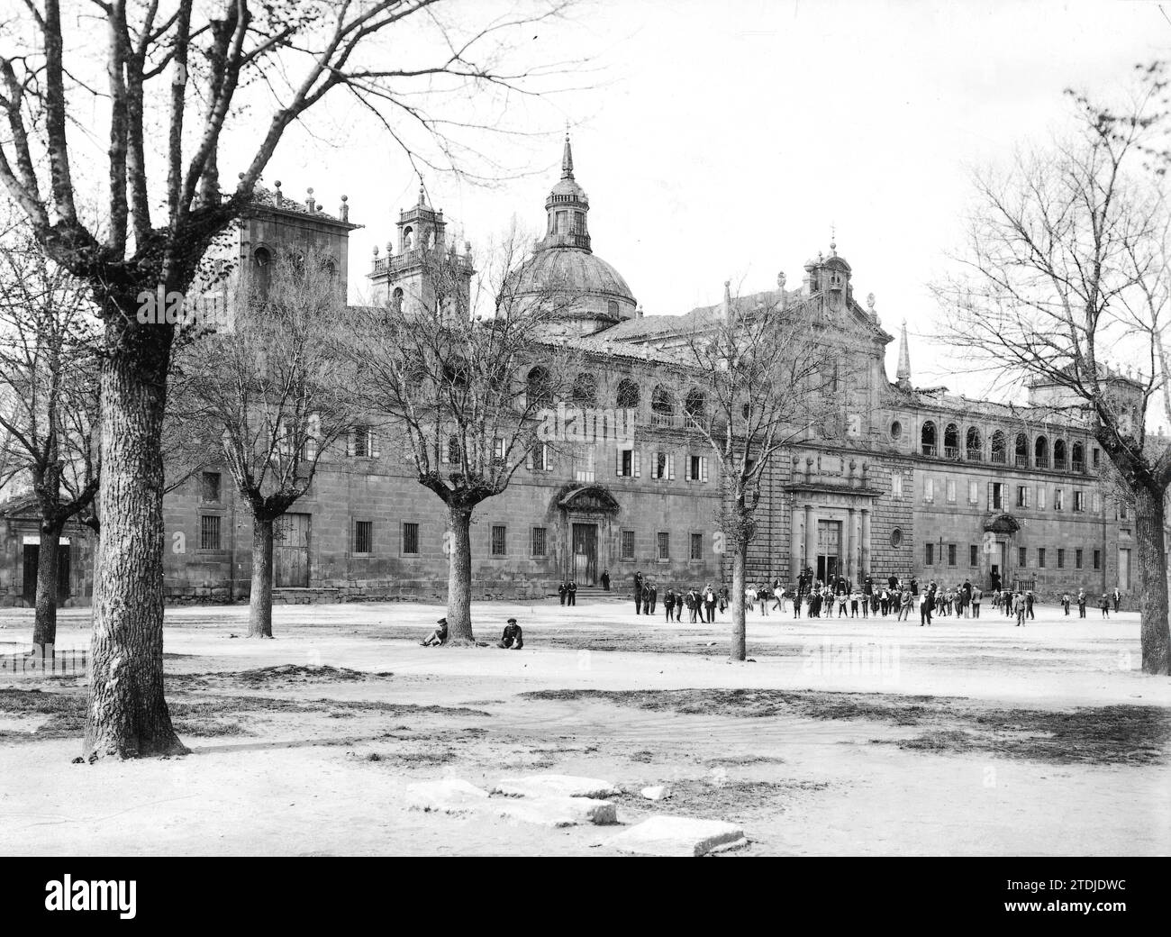 05/31/1910. Main façade of the Monforte de Lemos school. Where the ...