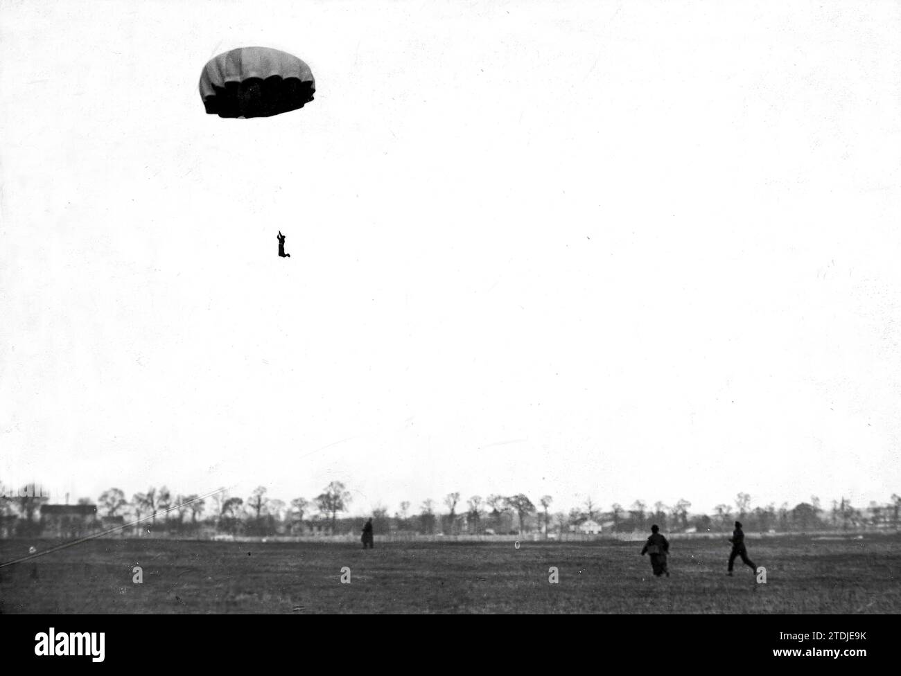 01/31/1914. Tests of a Parachute in Paris. The inventor J.Ors. Slope of ...
