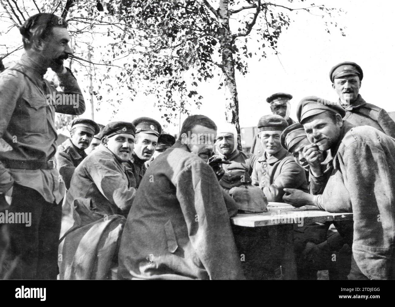 12/01/1915. Life in a Russian camp. German Prisoner Soldiers Eating ...