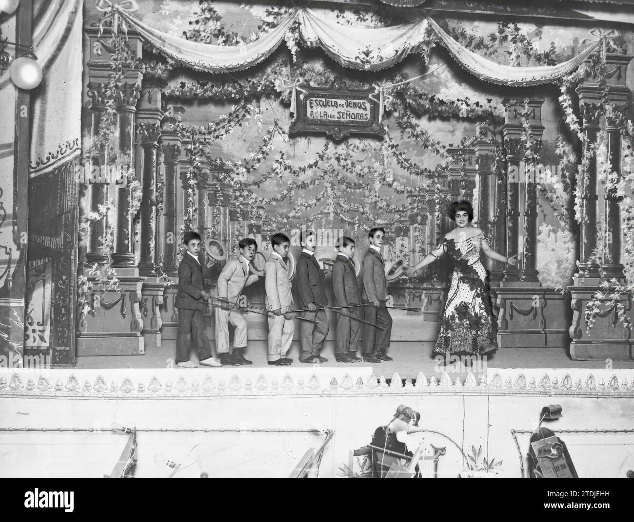 07/27/1915. In the Paraíso theater. A scene from the play "School of ...
