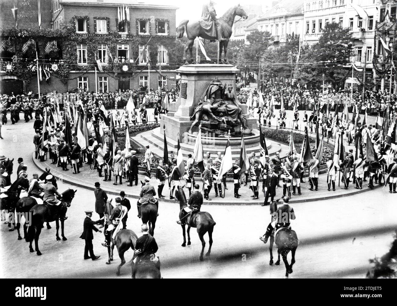 07/31/1912. Catholic Congress in Colonia Surrounding the monument to ...