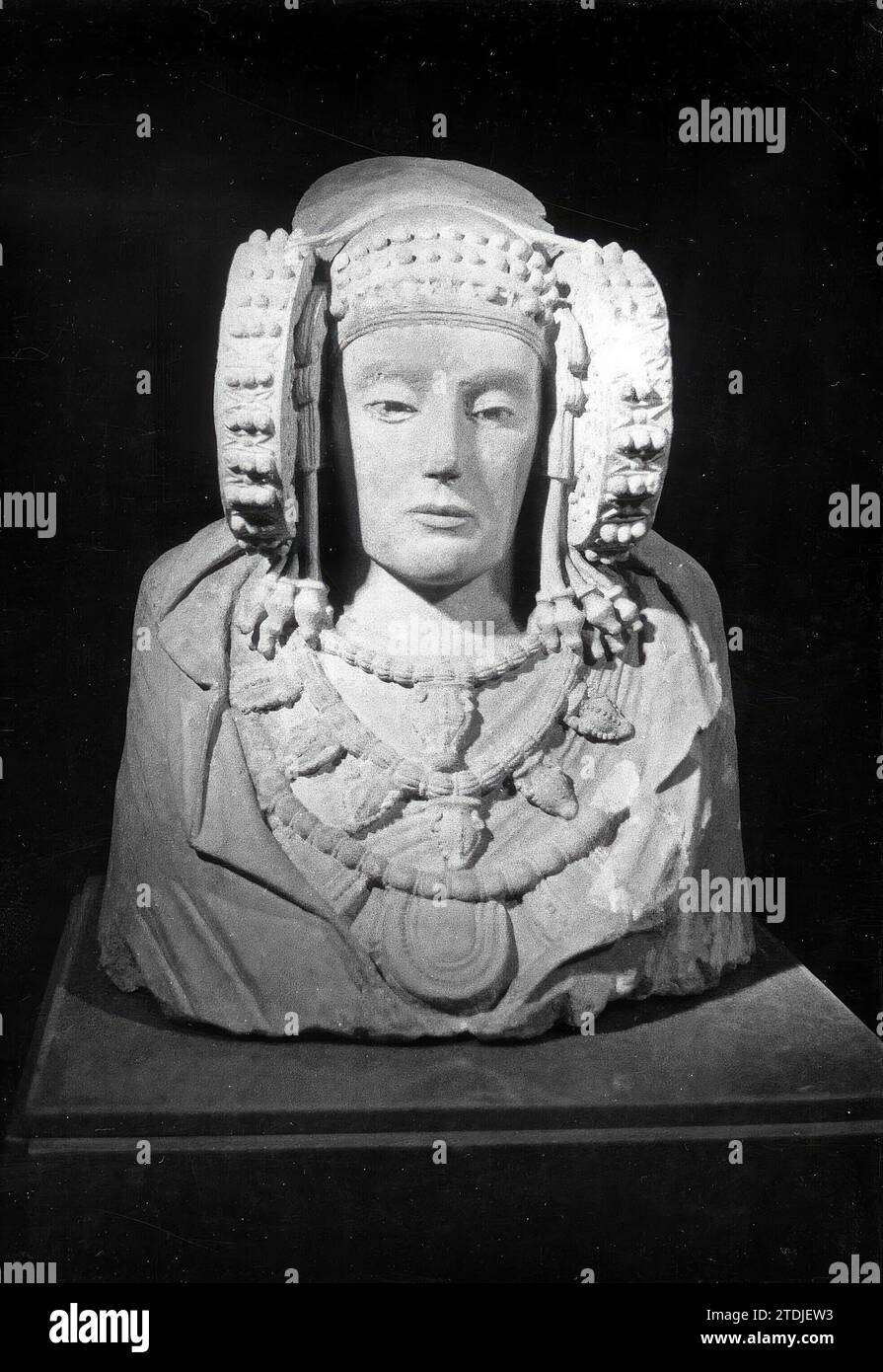 The Lady of Elche in 1965, photographed by Rafael Ramos. Credit: Album ...