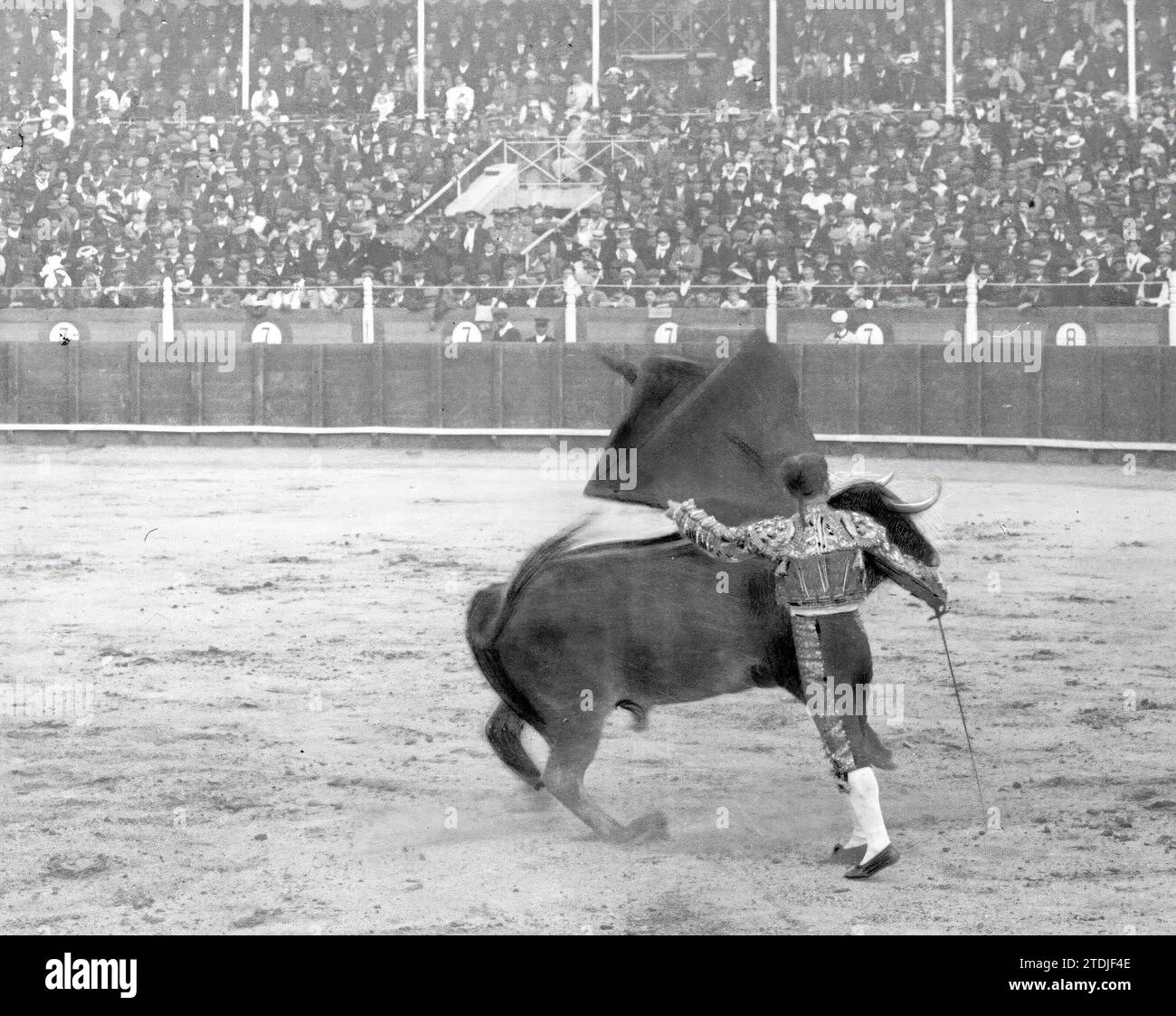 Chest pass hi-res stock photography and images - Alamy