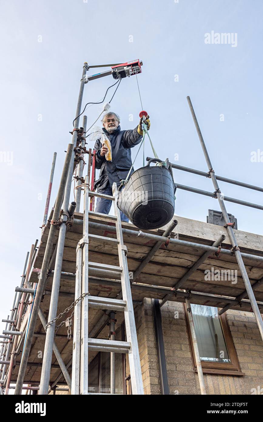 Hoisting tiles hi-res stock photography and images - Alamy