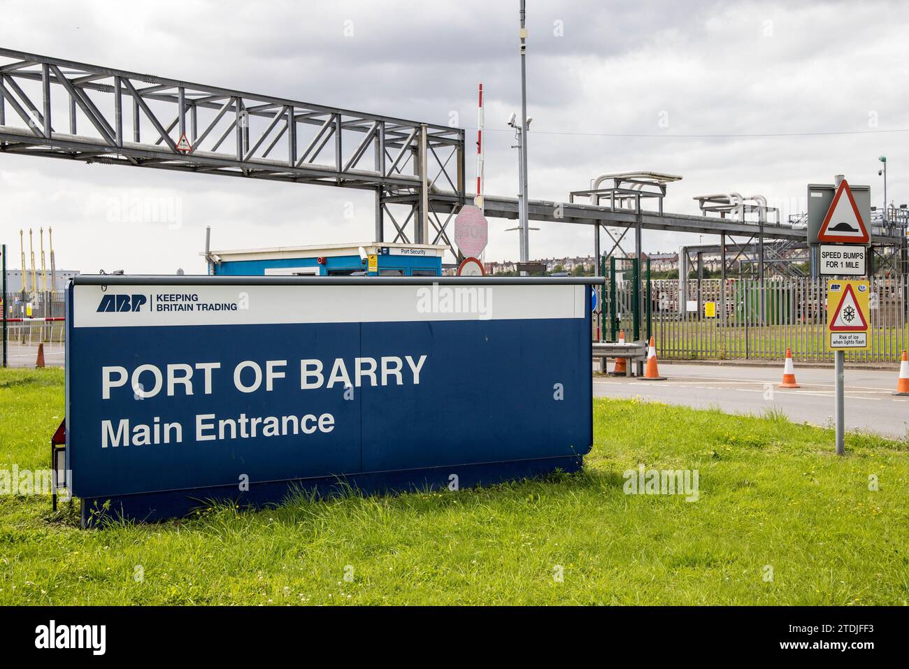 Entrance to docks hi-res stock photography and images - Alamy