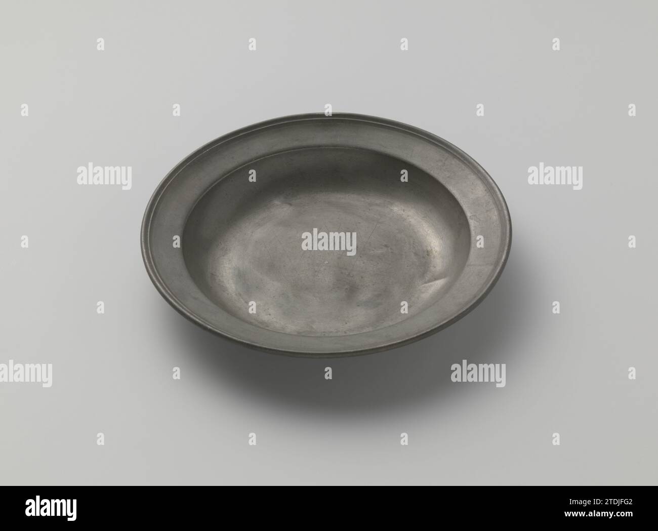 Round edge, c. 1700 - c. 1800 Round of Tin plate. The thin edge has ...