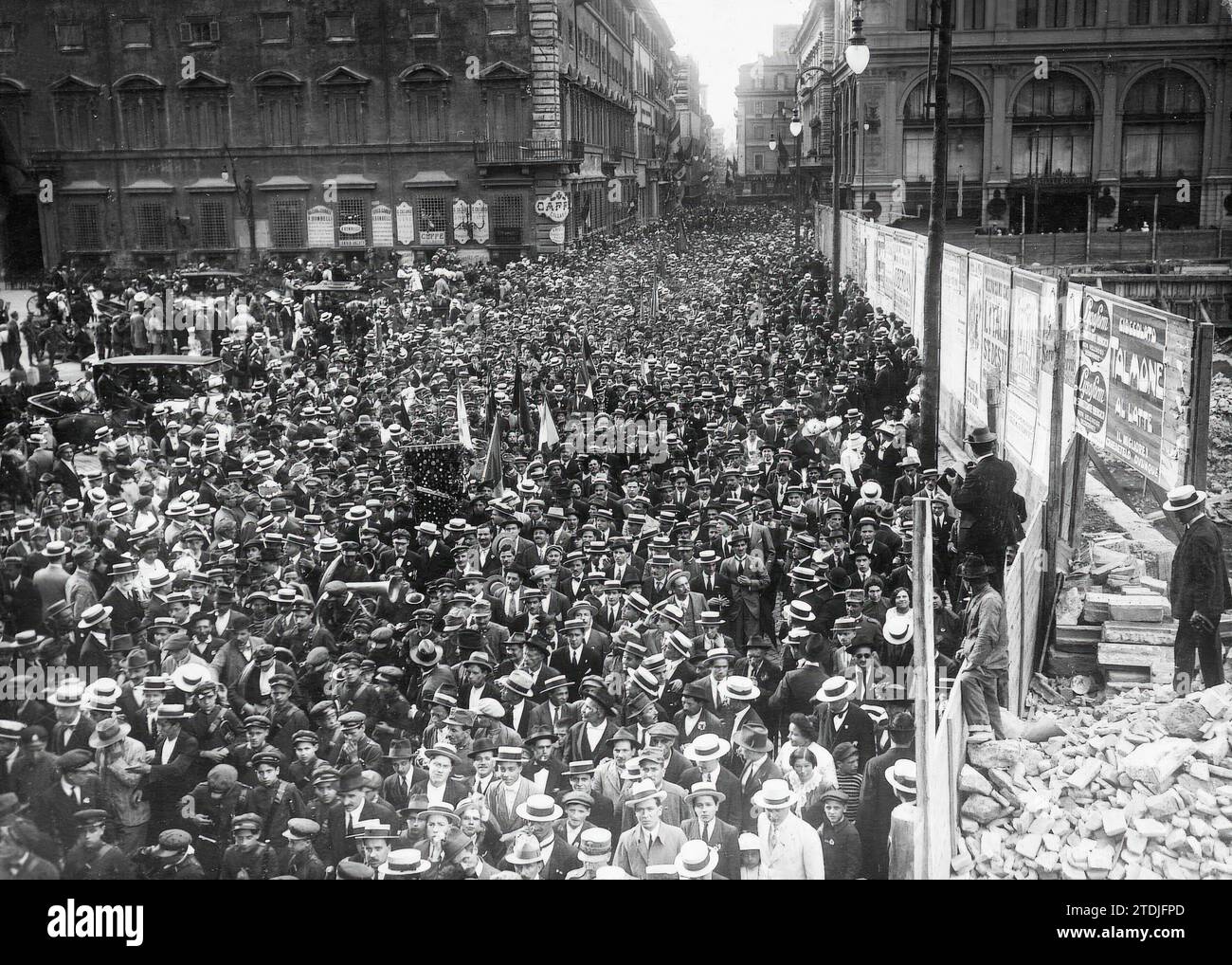 06/05/1915. A Commemorative demonstration in Rome. Colonna square at ...