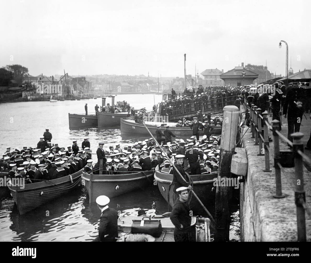 07/31/1914. Of the English Naval Forces. Sailors embark in the port of ...