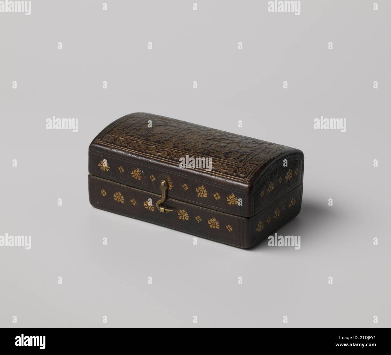 Elongated box decorated with flowers and birds, anonymous, 1600 - 1650 ...