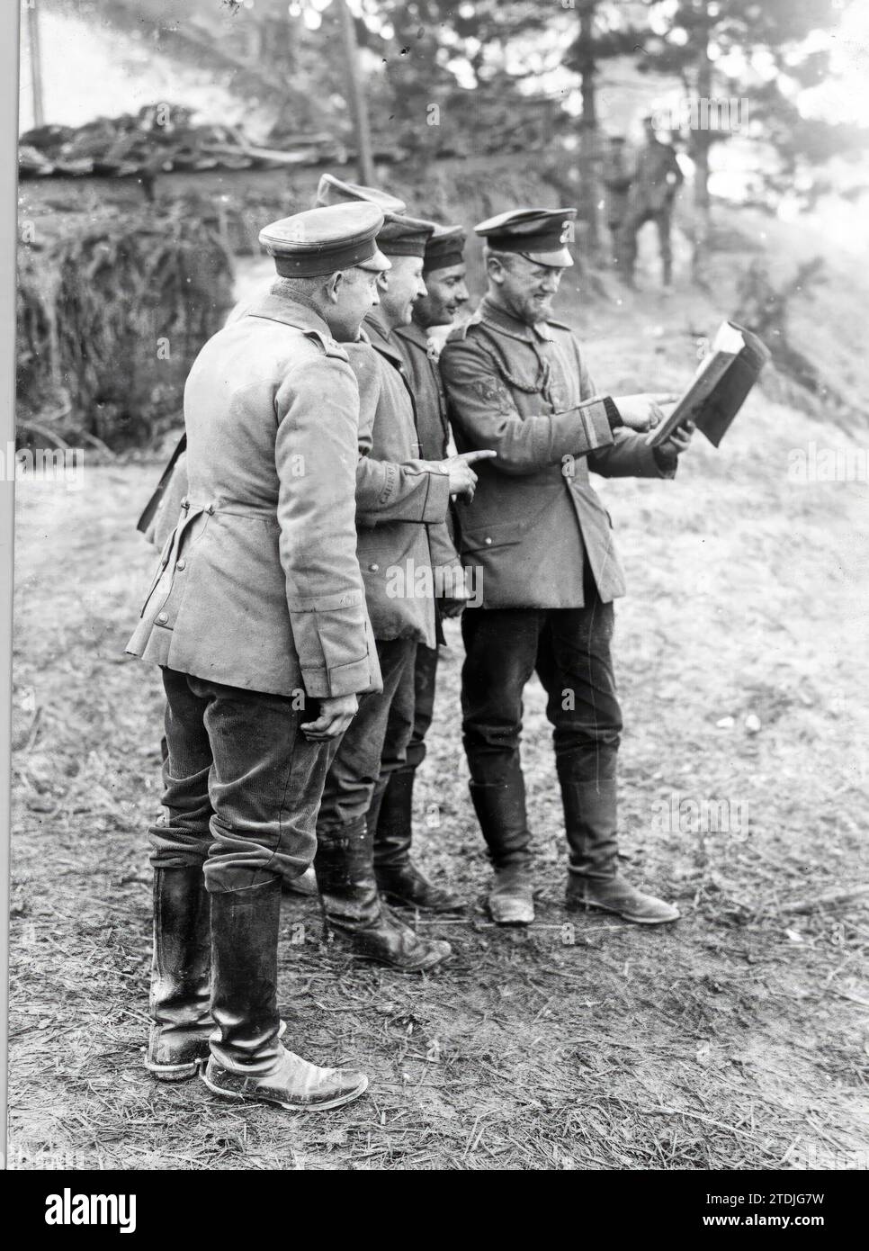 Soldiers reading magazine hi-res stock photography and images - Alamy