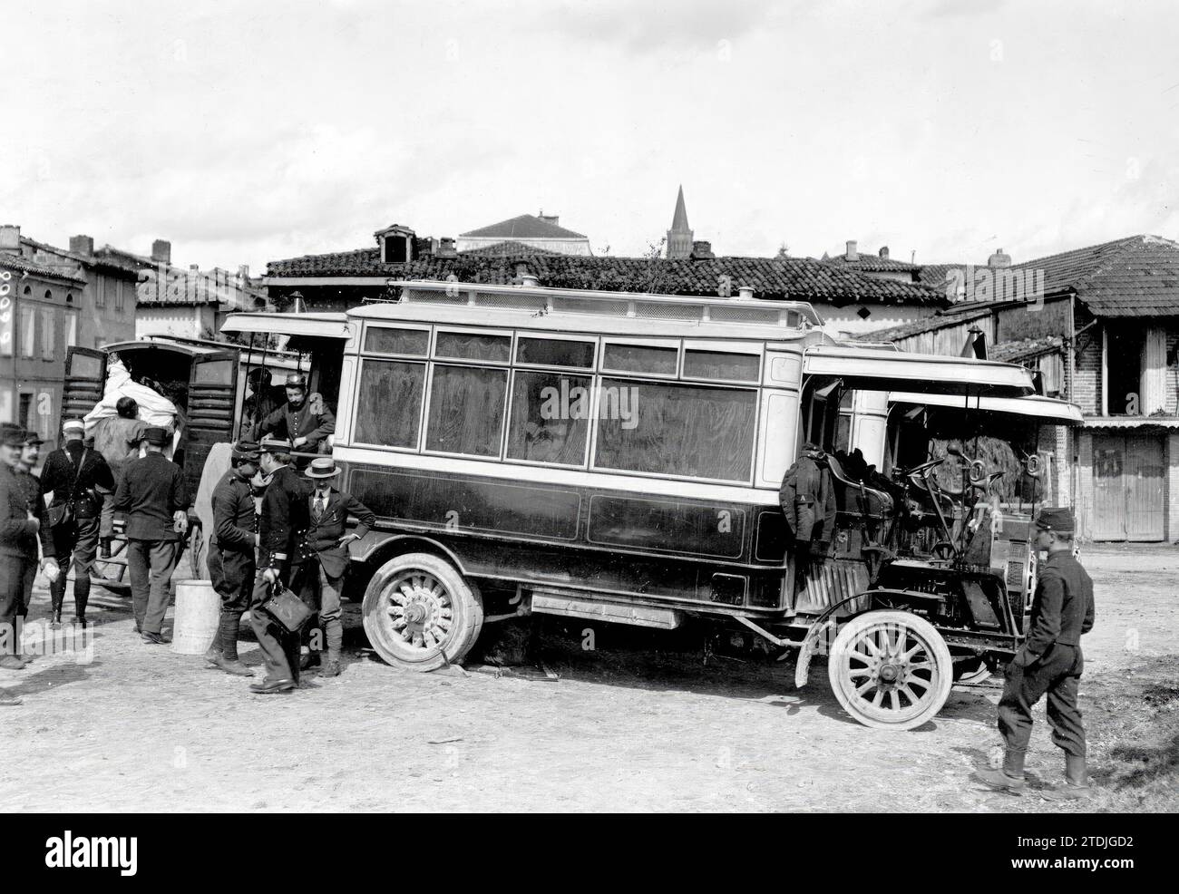 07/31/1914. Supply in the Campaign. A bus from Paris, one of those that ...