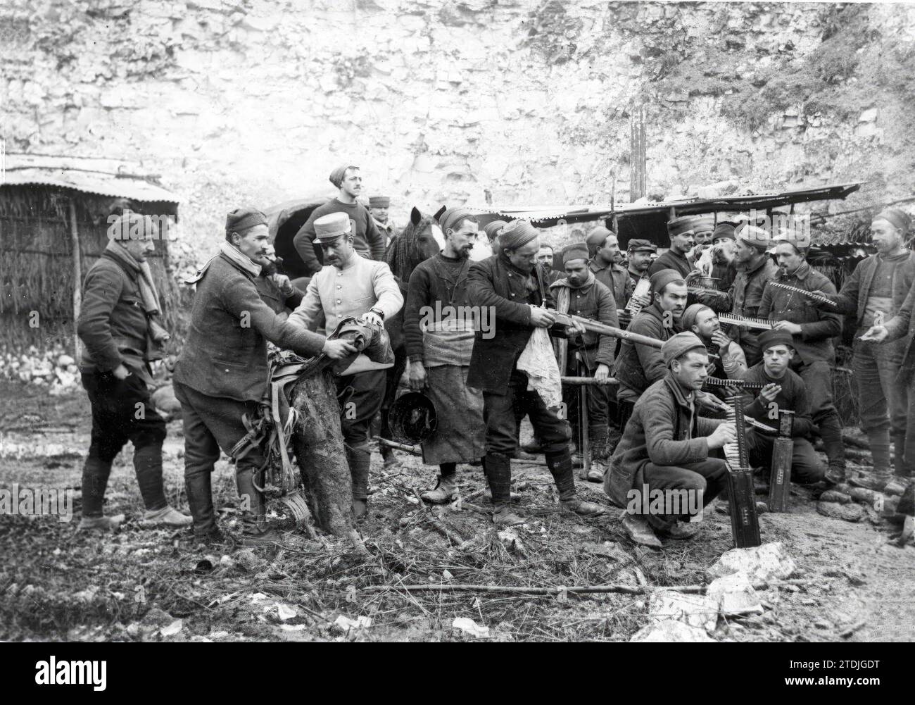 Machine gun section 1915 hi-res stock photography and images - Alamy