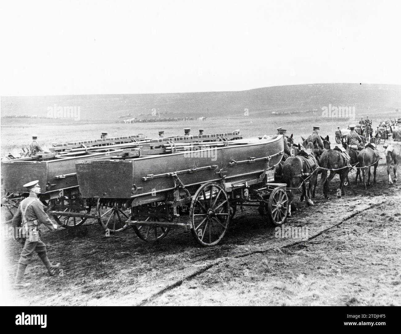 10/31/1915. Elements of the English army. A regiment of Pontoneros ...