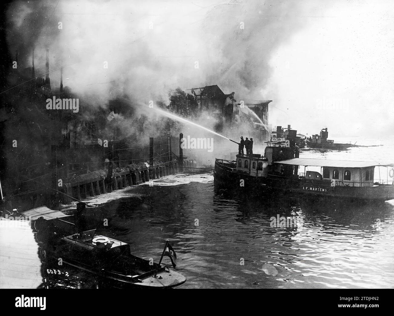 05/31/1913. Terrible fire in Hamburg. Extinction work from the sea of ...