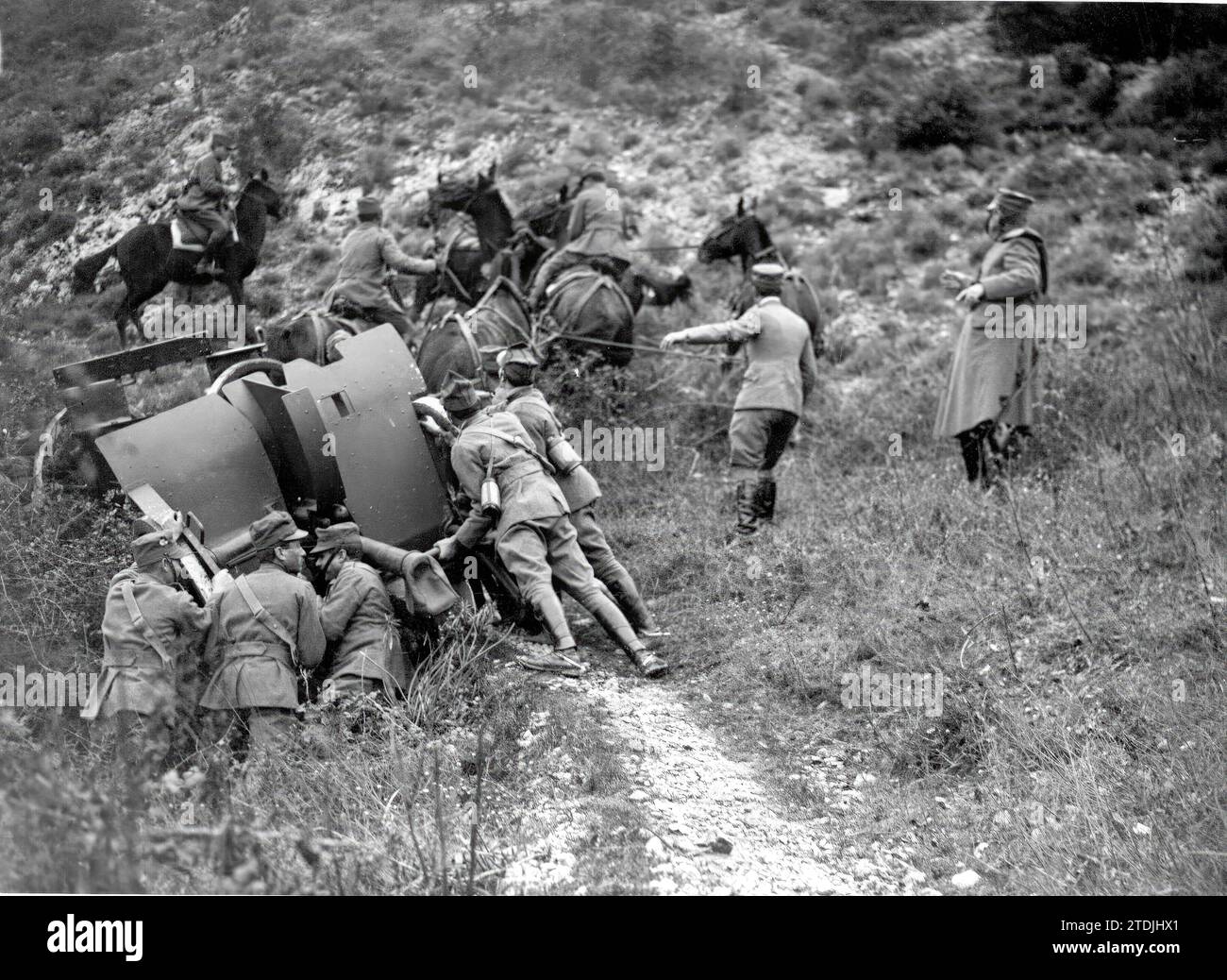 12/31/1915. The Italo-Austrian War. Italian Soldiers Climbing an ...