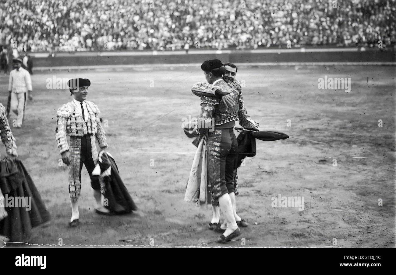 10/01/1913. Ricardo Torres Hugging his brother Manolo after killing the ...