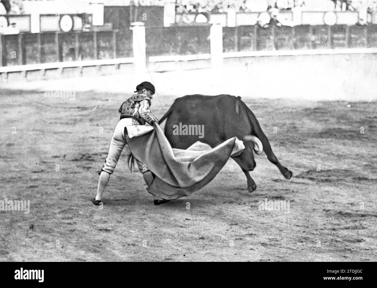 06/29/1914. Gaona Preparing his first Bull for the luck of Varas ...