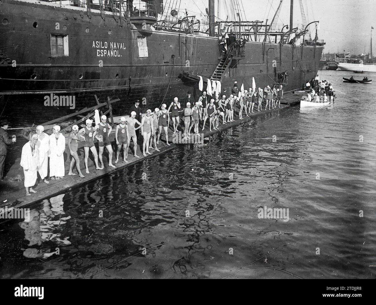 Barcelona, 12/25/1912. Nautical sports in Barcelona. Swimmers taking ...