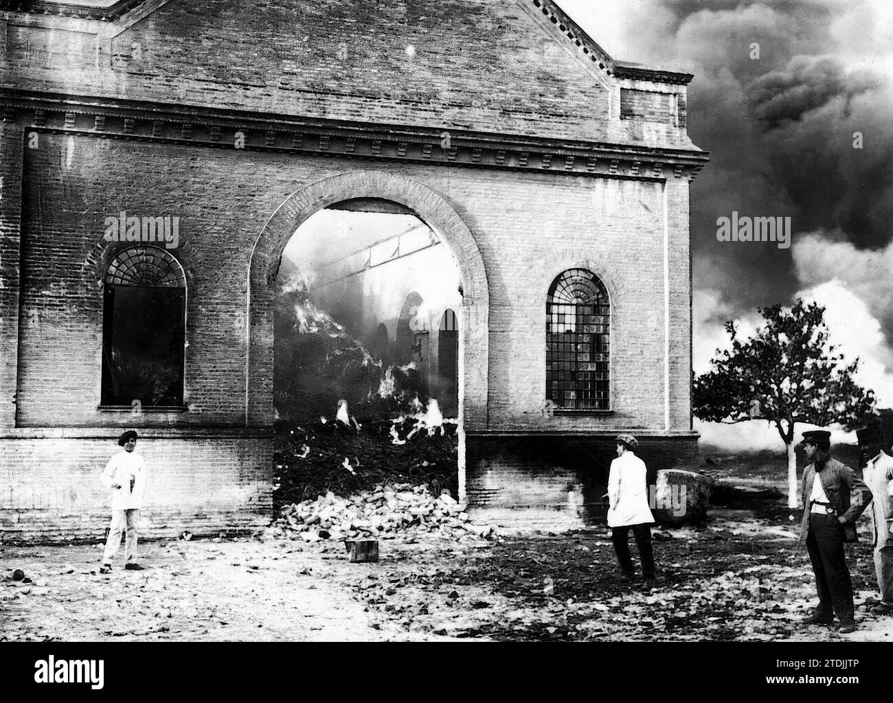 06/24/1913. Terrible fire in Seville. One of the warehouses of the ...