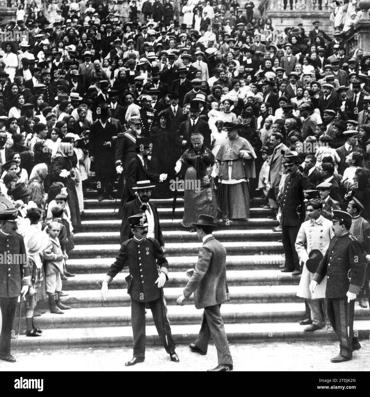 06/30/1912. The Infanta Doña Isabel in Gerona. HRH Heading on foot to ...