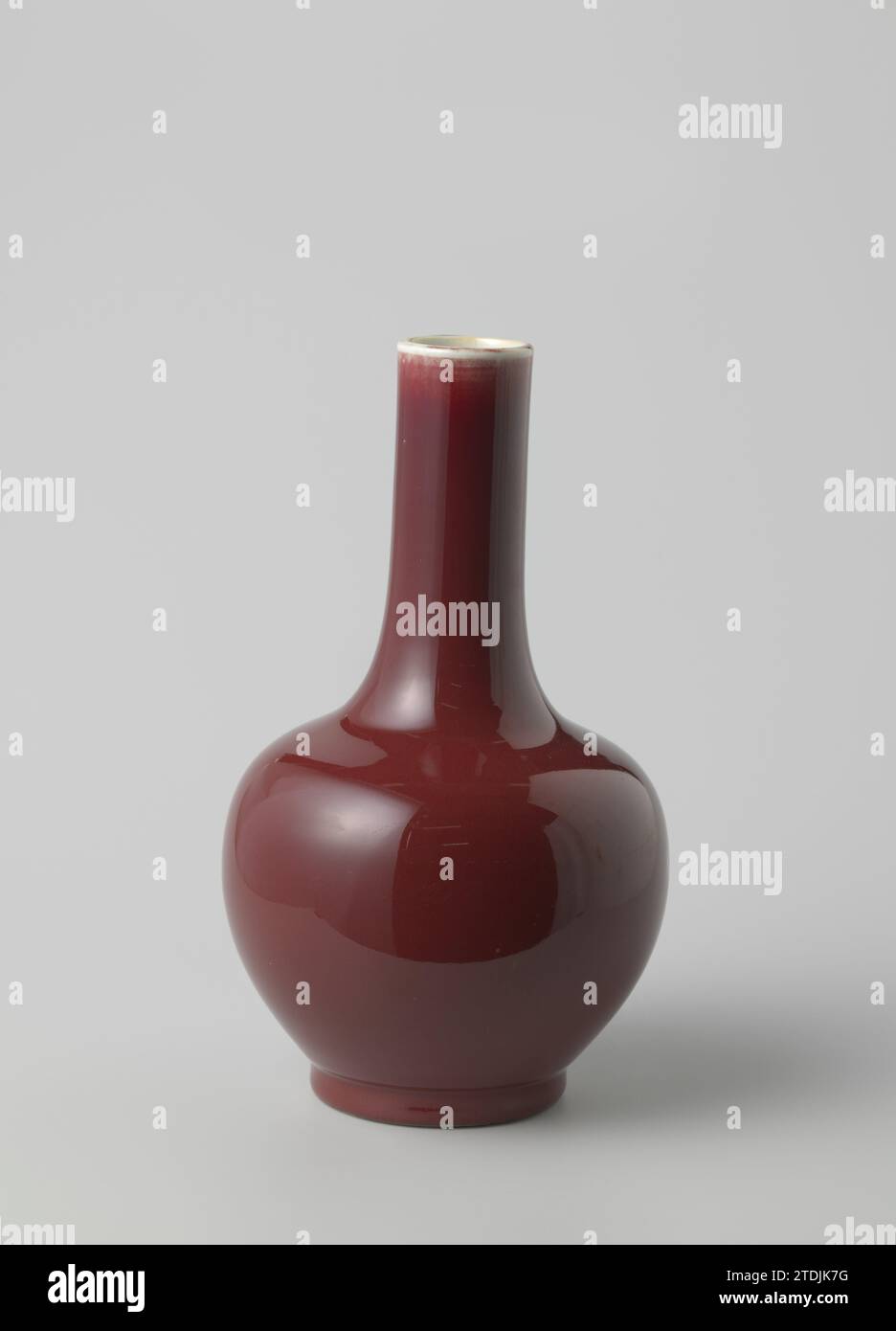 Squat ovoid bottle vase with a red glaze, anonymous, c. 1800 - c. 1899 Bottle -shaped vase of ...