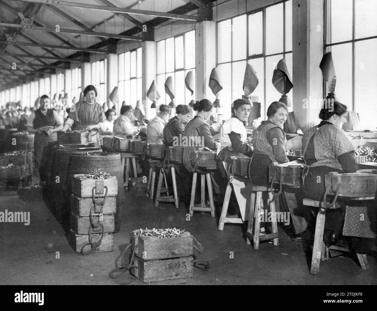 United Kingdom, January 1916. World War I. Women in War: Cartridge ...