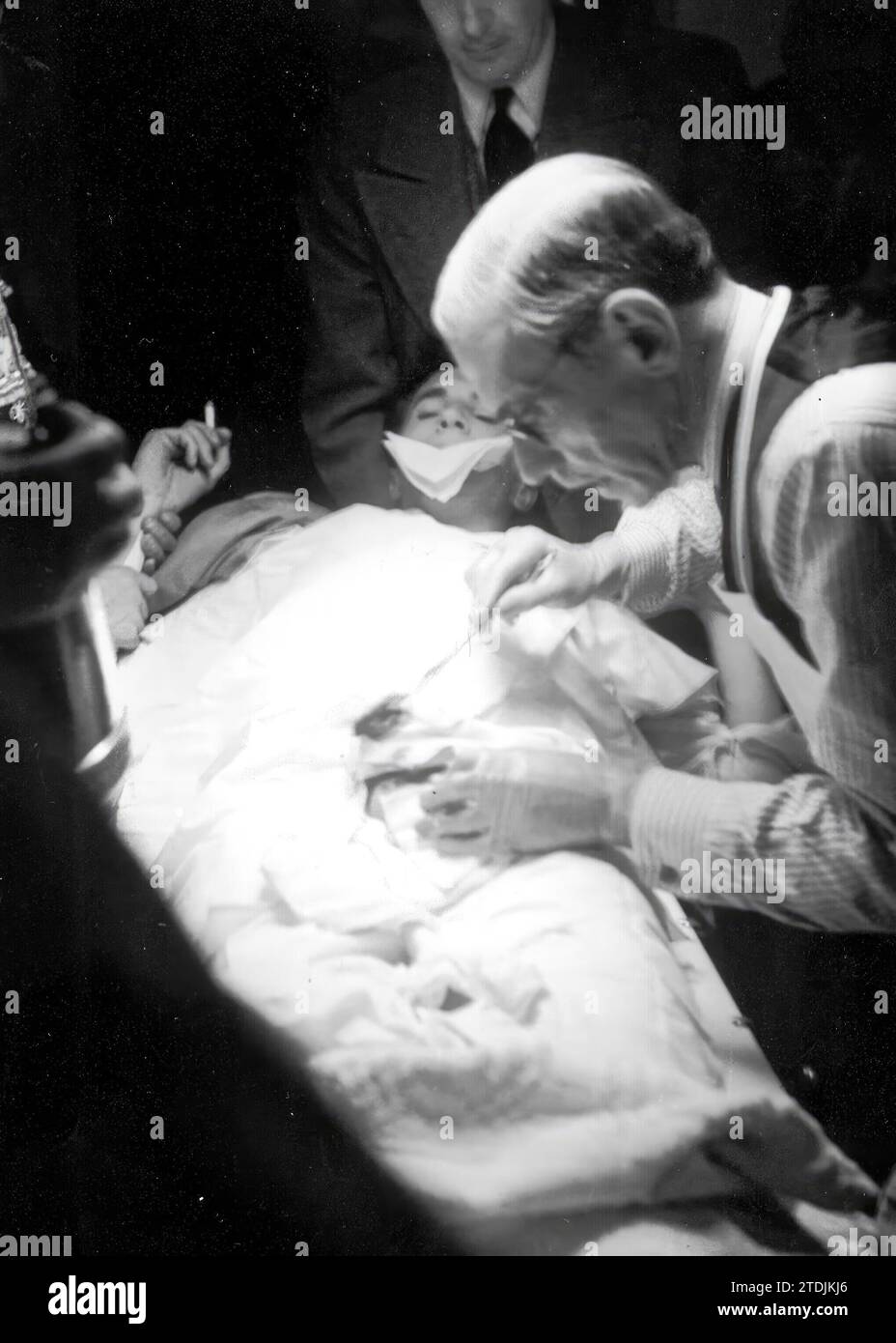 01/01/1946. The illustrious doctor Olivé Gumá operates on Luis Miguel ...