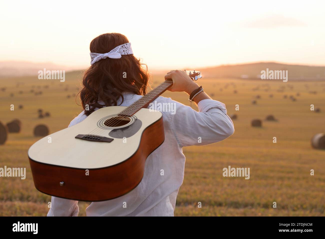 Back view acoustic guitar hi-res stock photography and images - Alamy