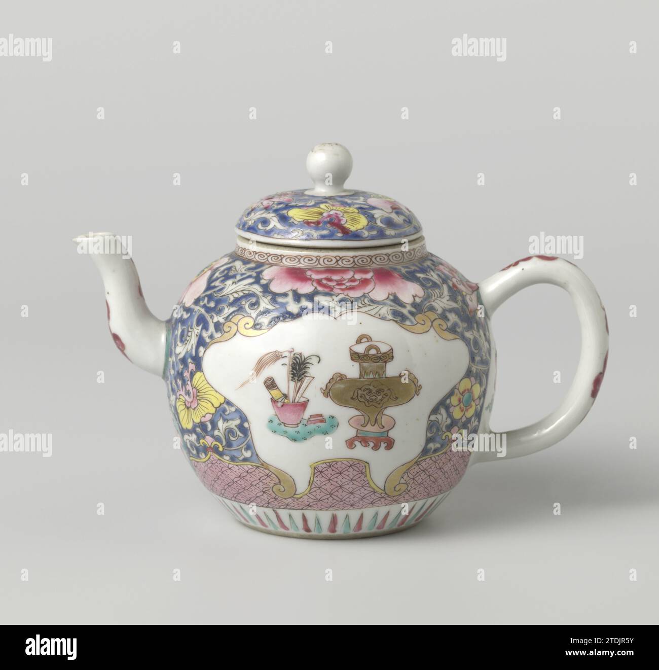 Teapot with flowers, floral scrolls and antiquities in panels, anonymous, c. 1800 - c. 1899 ...