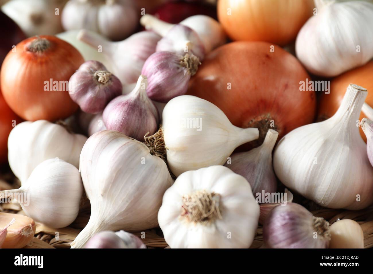 Fresh raw garlic and onions as background, closeup Stock Photo - Alamy