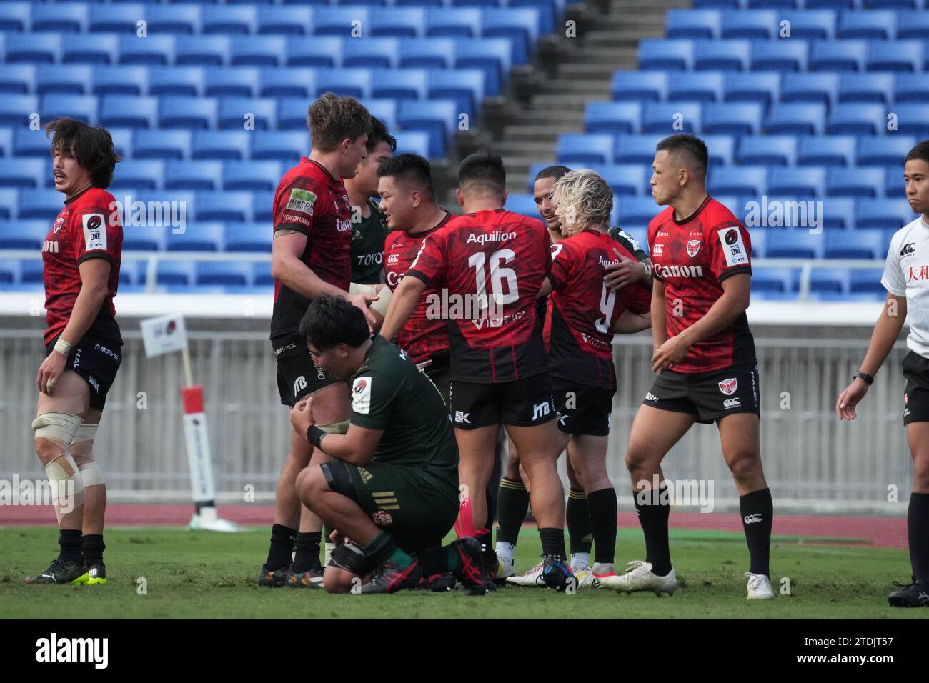 Toyota Verblitz's Aaron Smith and Canon Eagles' Faf de Klerk during the ...
