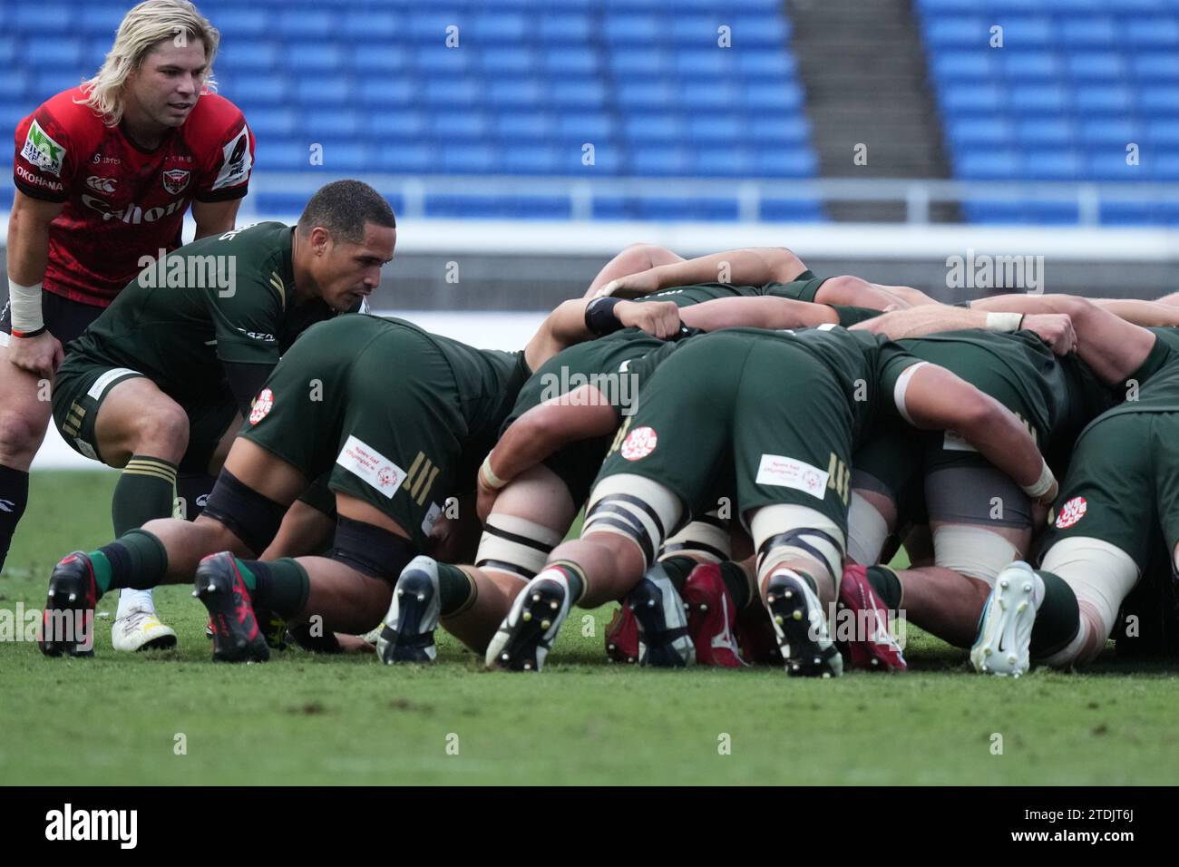 Toyota Verblitz's Aaron Smith and Canon Eagles' Faf de Klerk during the ...