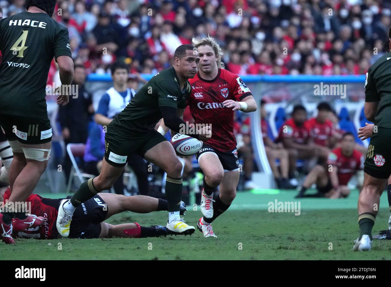 Toyota Verblitz's Aaron Smith and Canon Eagles' Faf de Klerk during the ...