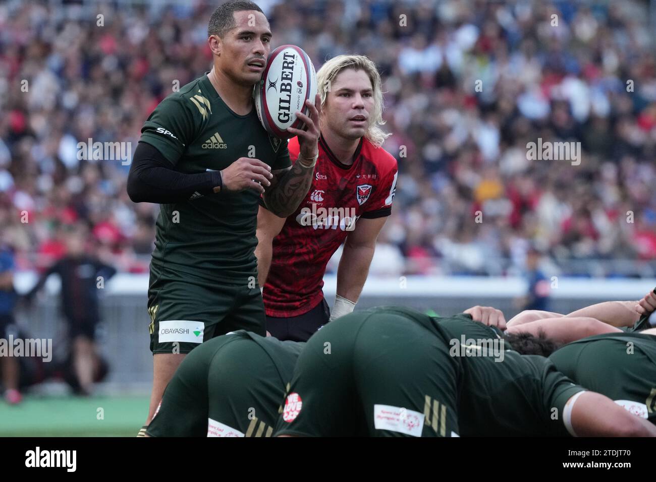 Toyota Verblitz's Aaron Smith and Canon Eagles' Faf de Klerk during the ...