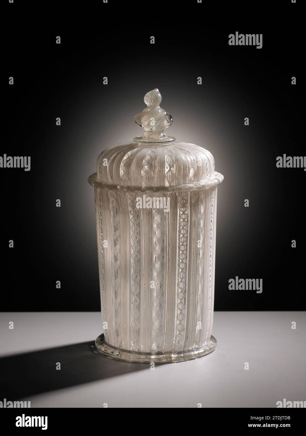 Filigrane glass lid, anonymous, c. 1650 - c. 1700 Vaulted lid with ...