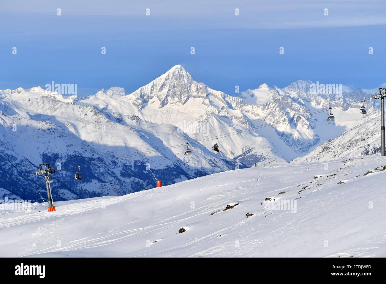 (231219) -- ZERMATT, Dec. 19, 2023 (Xinhua) -- The Matterhorn Mountain ...