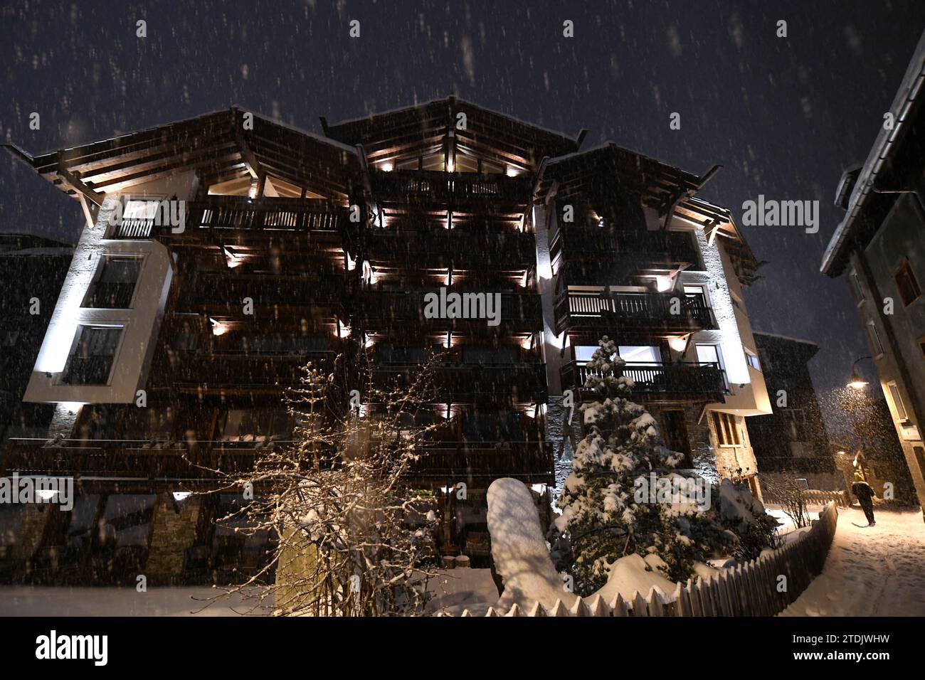 (231219) -- ZERMATT, Dec. 19, 2023 (Xinhua) -- A night view of Zermatt ...