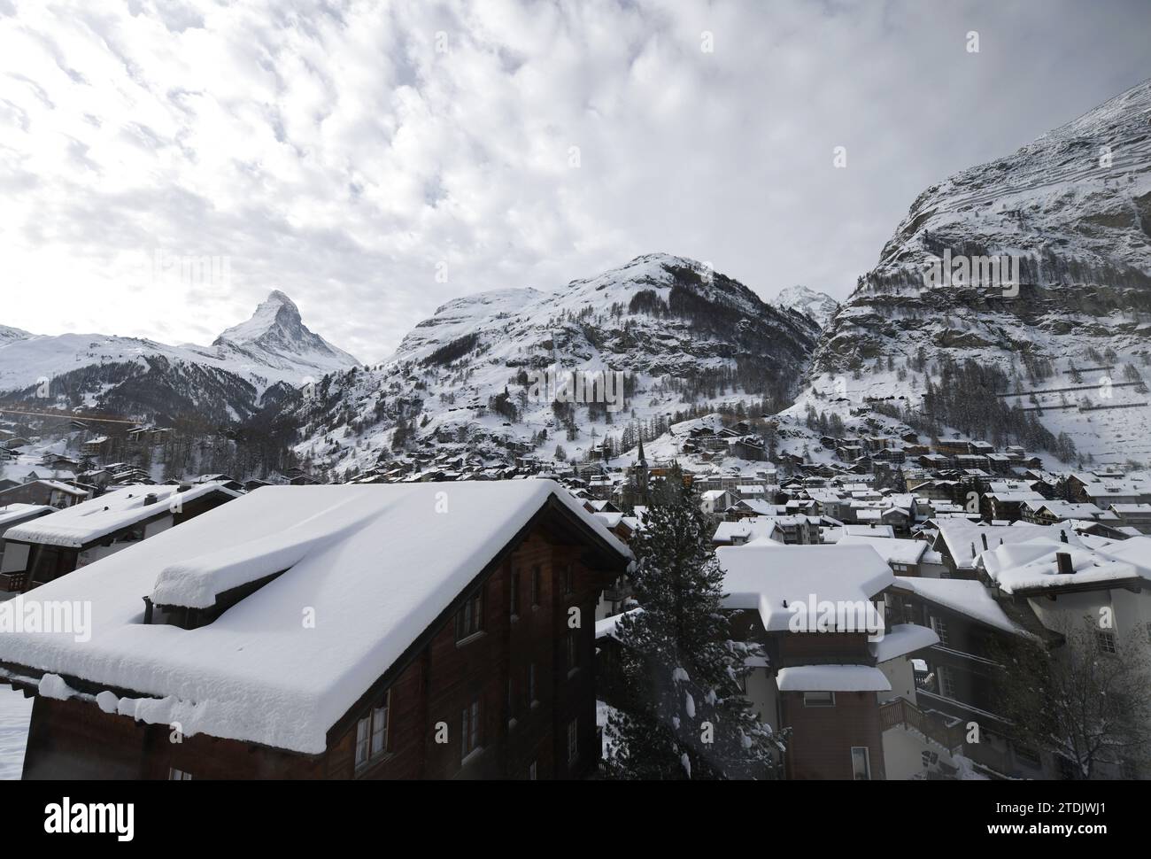 (231219) -- ZERMATT, Dec. 19, 2023 (Xinhua) -- Chalets are pictured ...