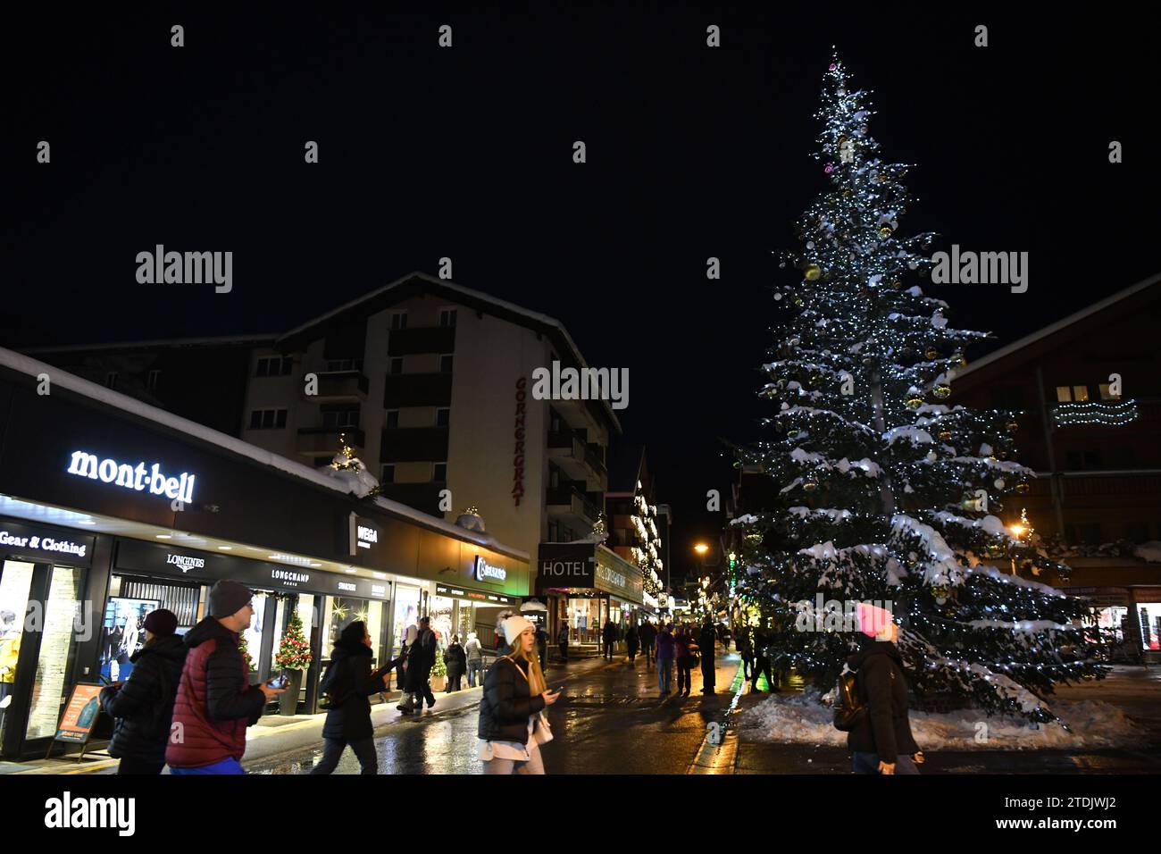 (231219) -- ZERMATT, Dec. 19, 2023 (Xinhua) -- People walk down the ...
