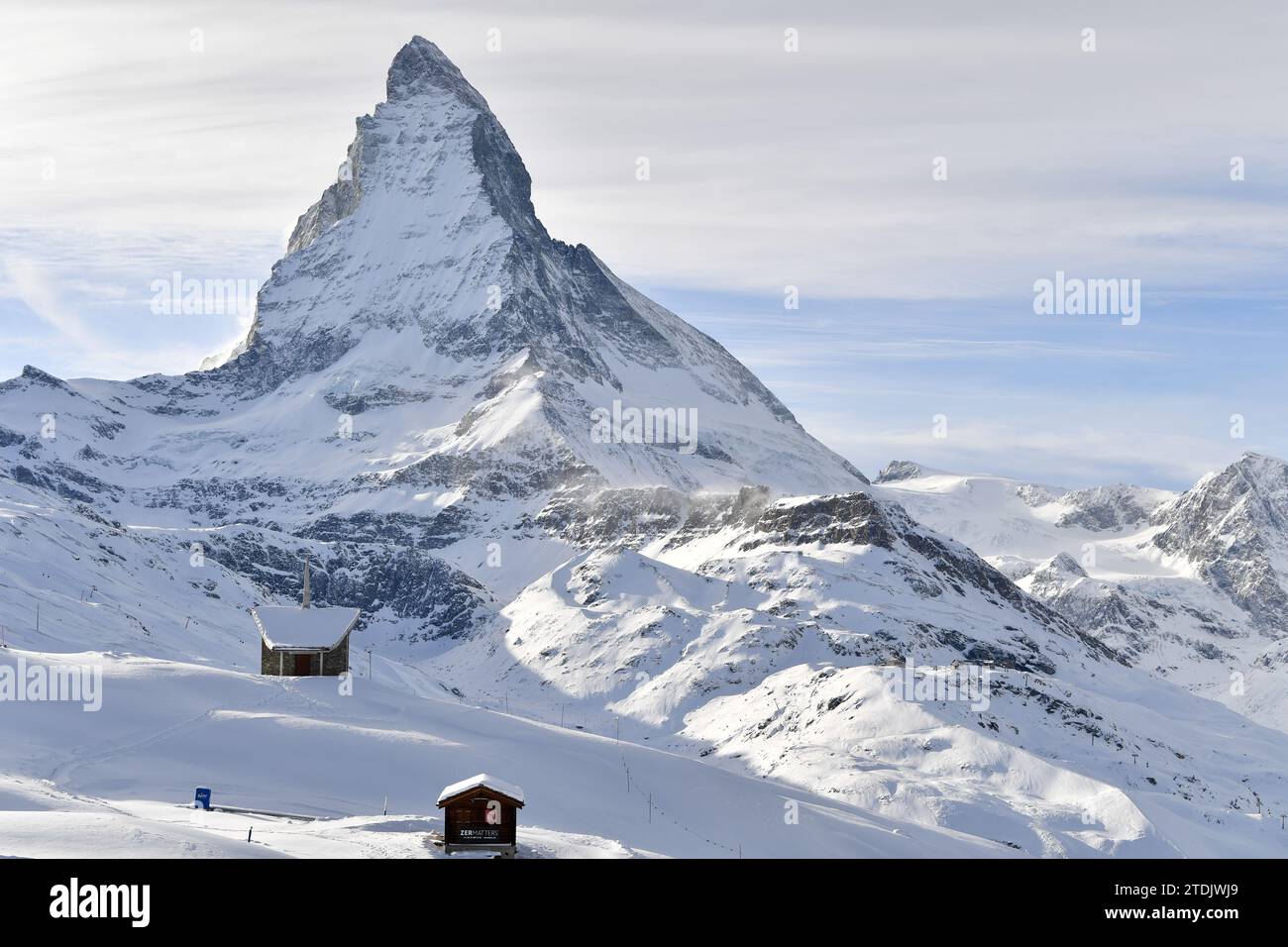 (231219) -- ZERMATT, Dec. 19, 2023 (Xinhua) -- The Matterhorn Mountain ...